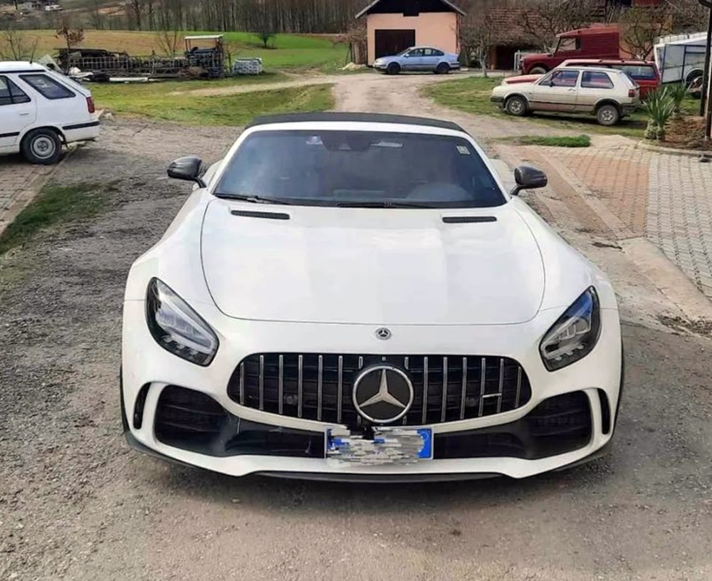 Pronađen skupocjeni Mercedes AMG GT, a gdje drugdje nego 'preko grane ...