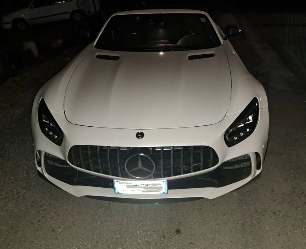 Pronađen skupocjeni Mercedes AMG GT, a gdje drugdje nego 'preko grane ...