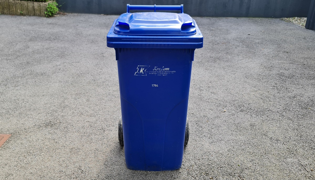 UBACI U PLAVU KANTU: Jedna tona recikliranog papira spašava čak 20 ...