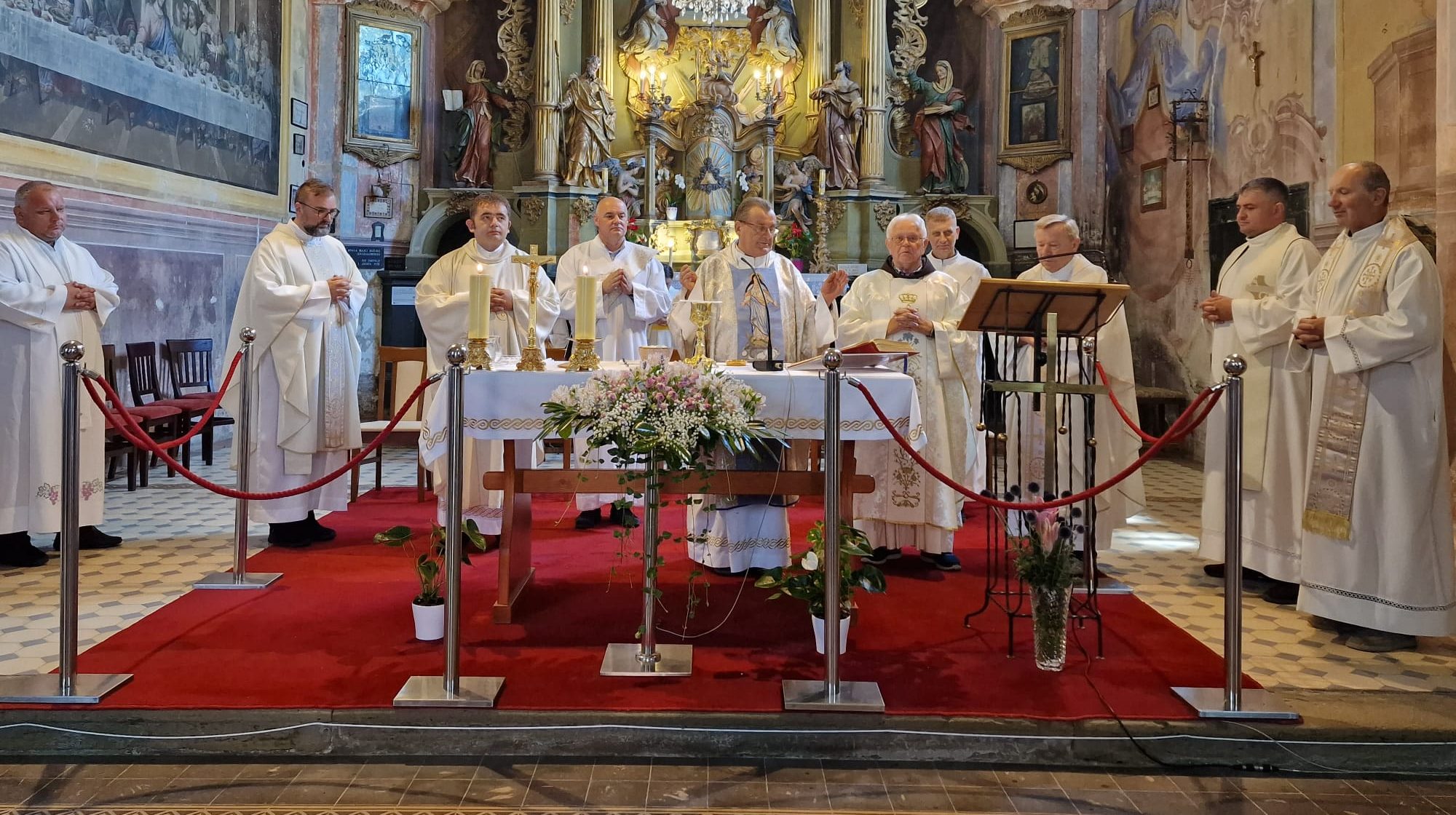 "Svećenik je postavljen poput tornja, da ljudima upire pogled u Nebo i ...